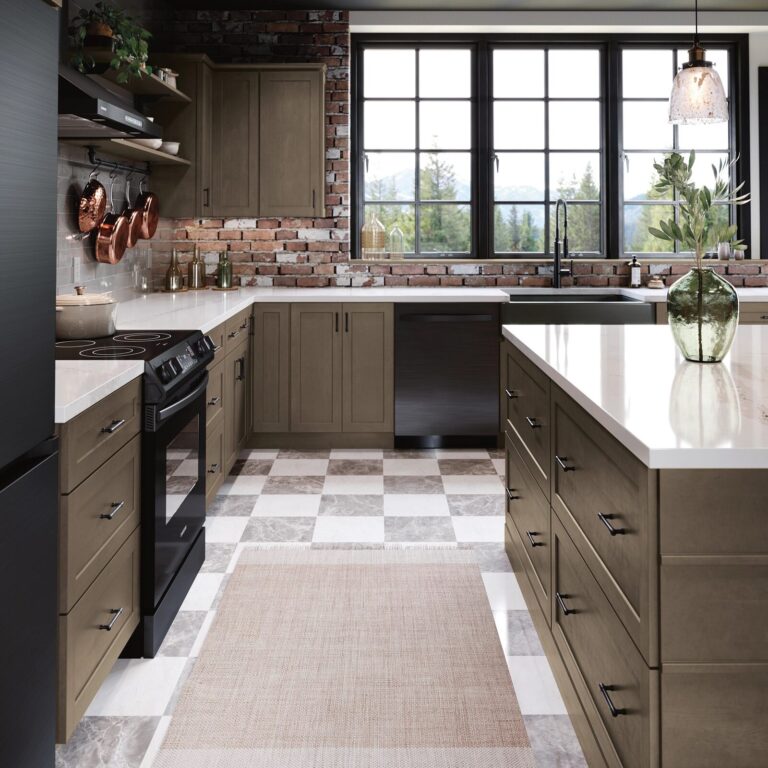 18" Base Cabinet | 3 Drawers | Omni Beachwood | Mantra